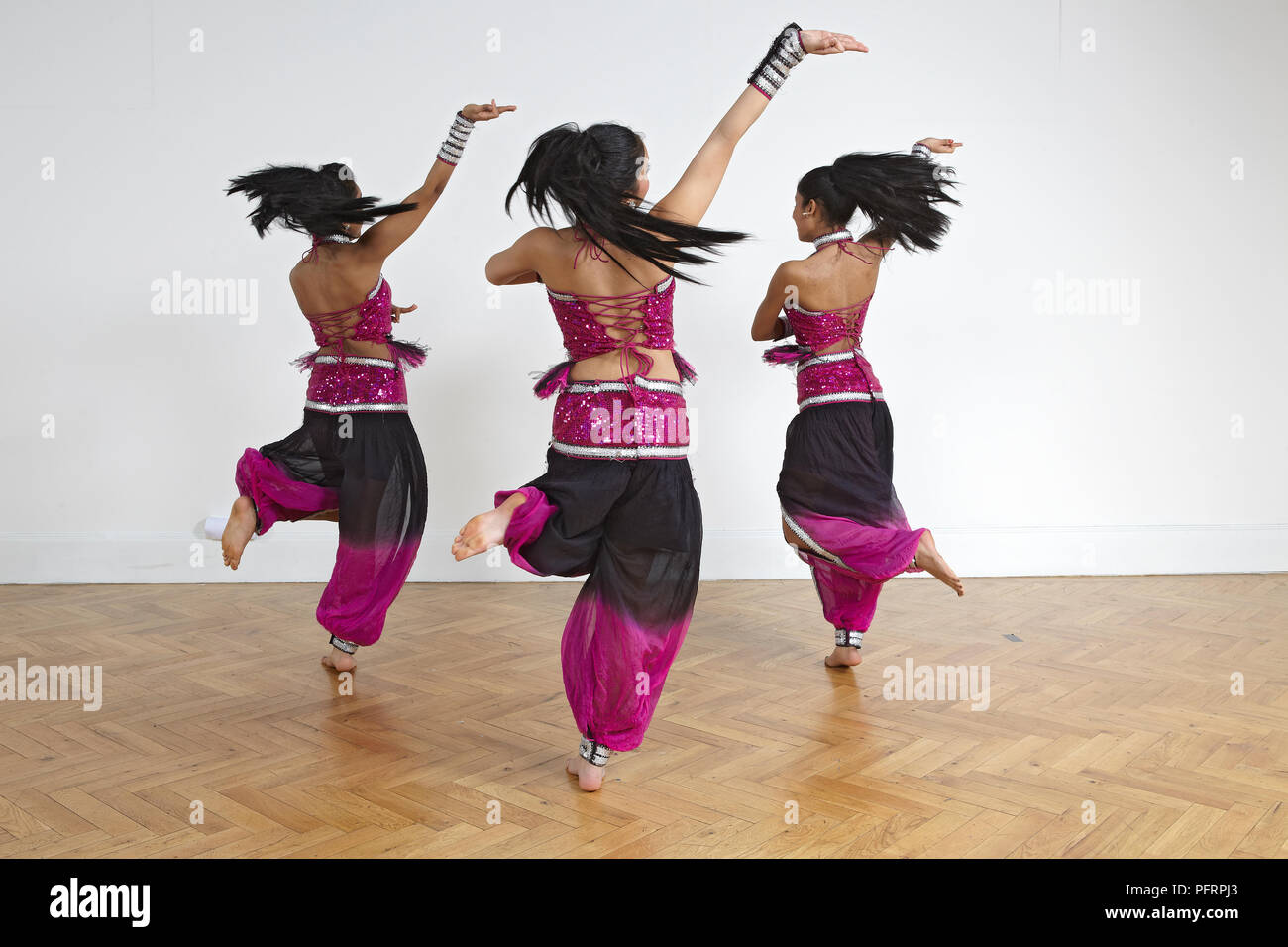 Bollywood dance hi-res stock photography and images - Alamy