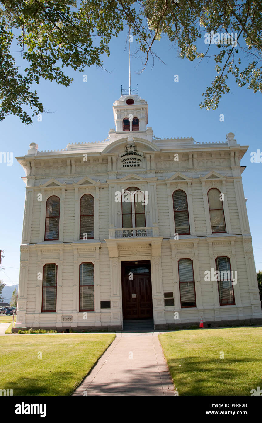 USA, California, Eastern Sierra, Bridgeport, Mono County Courthouse ...