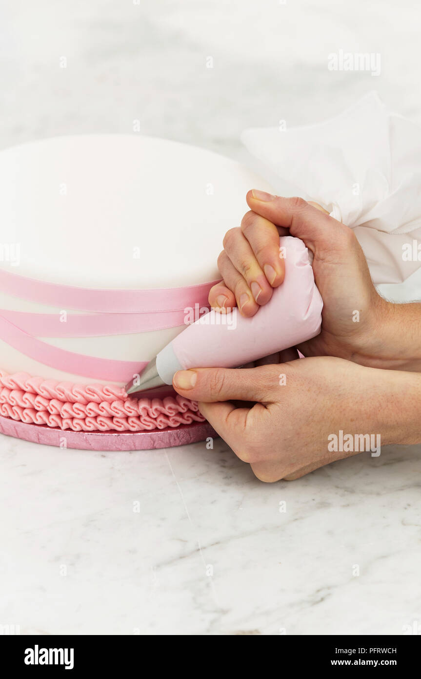 Piping icing cake hi-res stock photography and images - Alamy