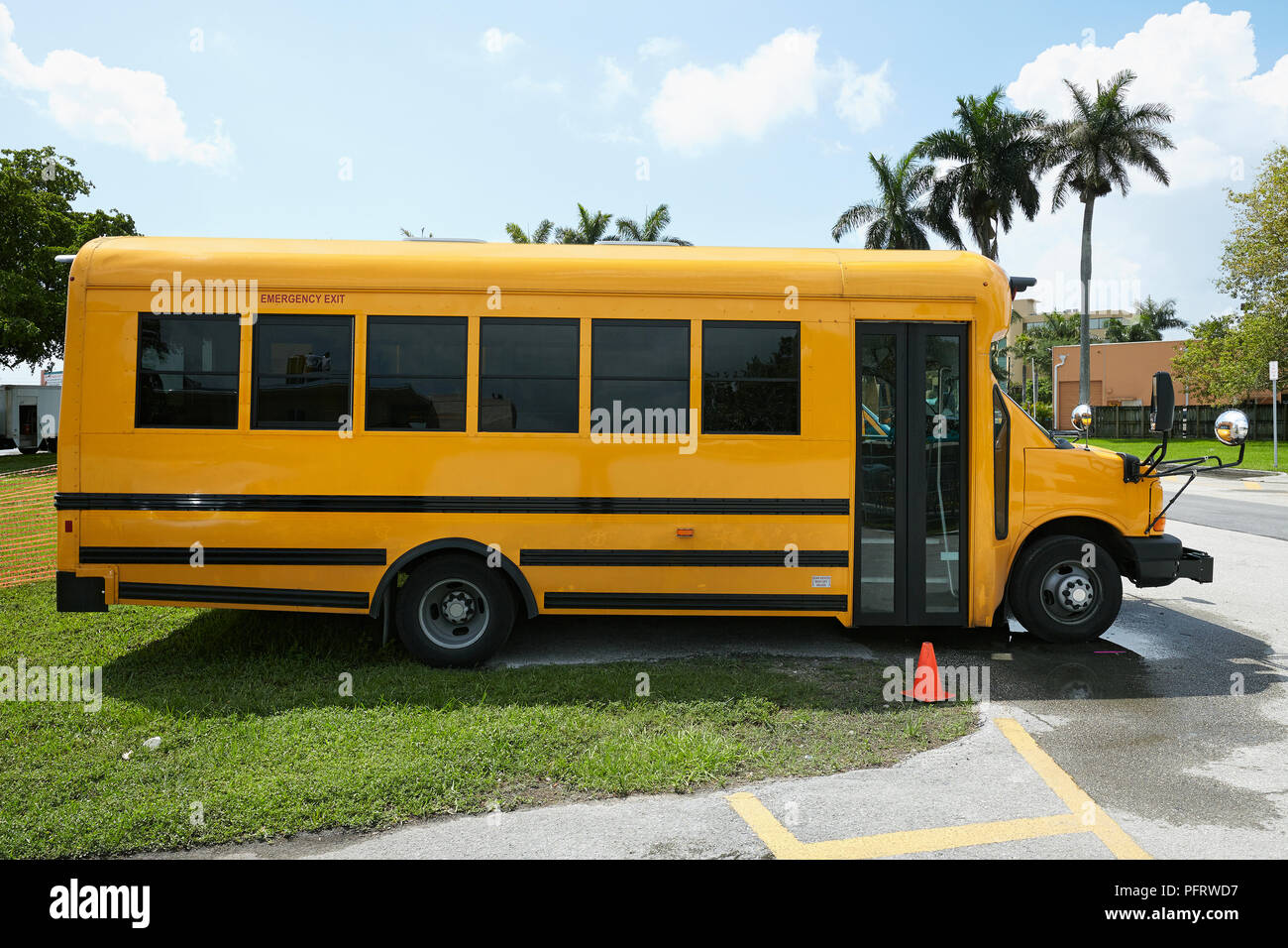 Parked school bus hi-res stock photography and images - Alamy