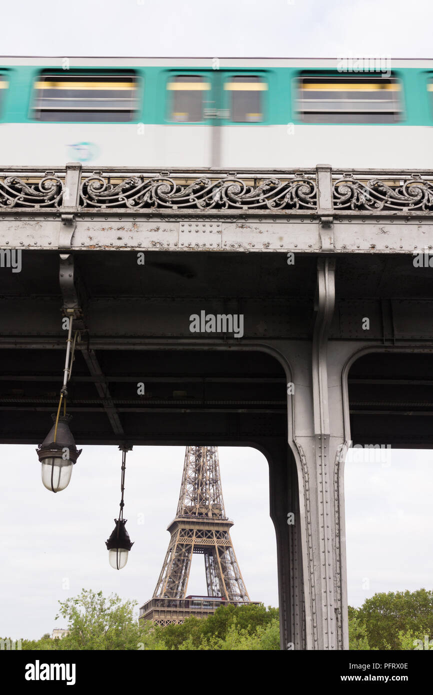 Paris Bir Hakeim metro 6 - Metro on line 6 passes over the Bir Hakeim ...