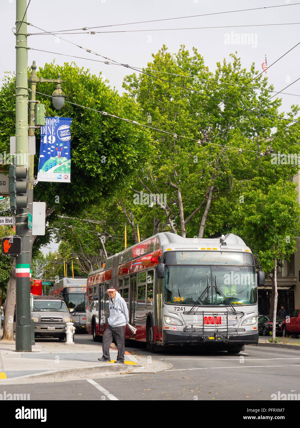 Bus Stopped At An Intersection In San Francisco Stock Photo - Alamy