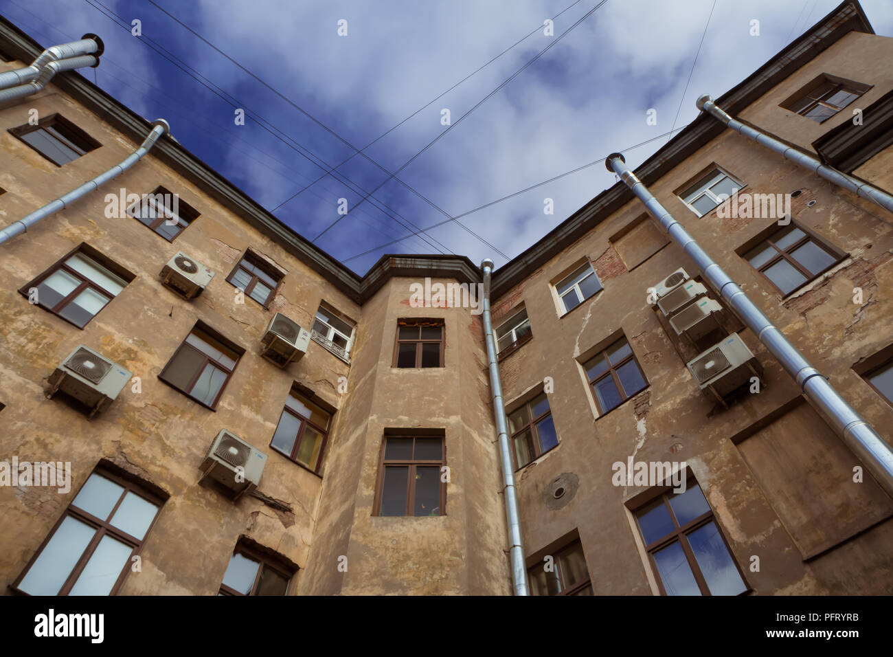 Yard well hi-res stock photography and images - Alamy