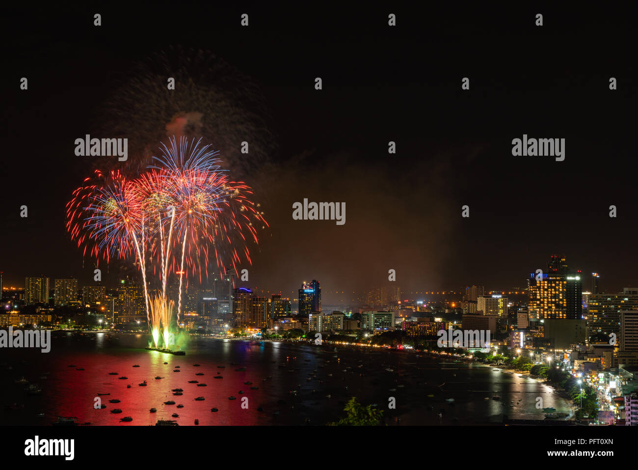 Fireworks display in sea pattaya hi-res stock photography and images ...