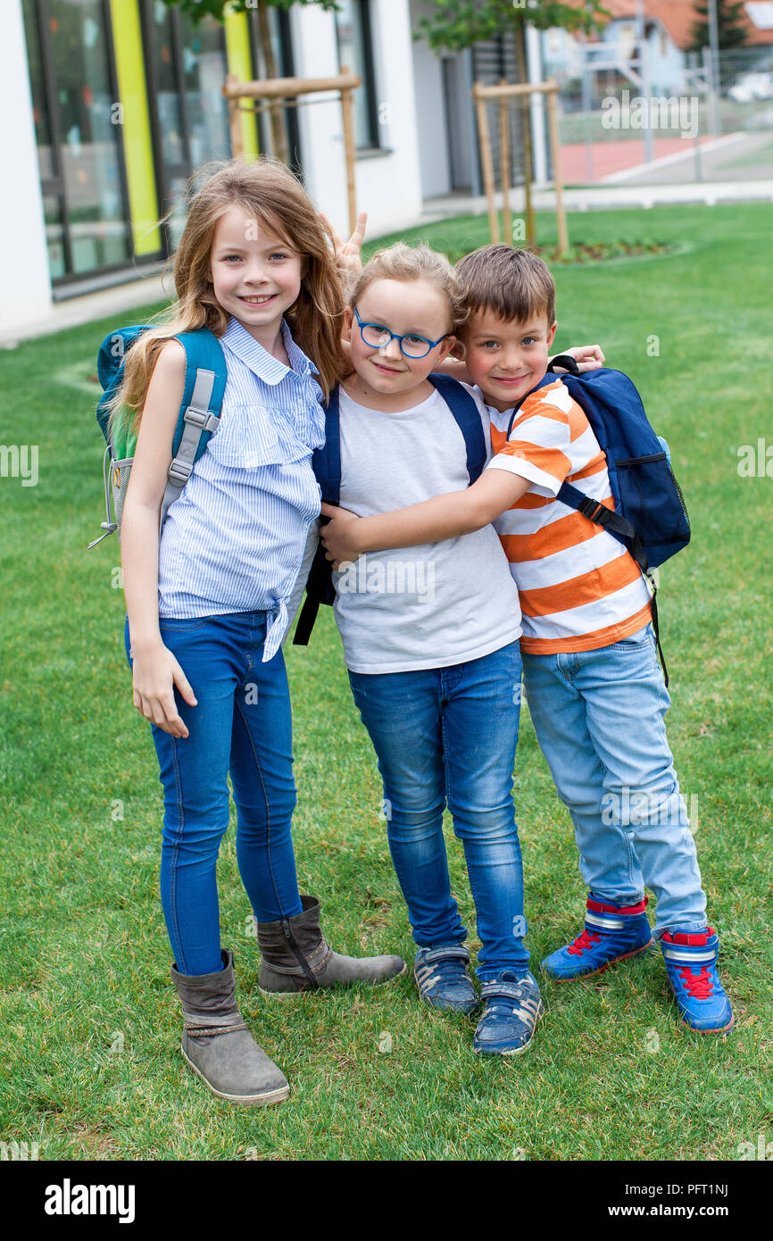 Group pupils drawing together hi-res stock photography and images - Alamy
