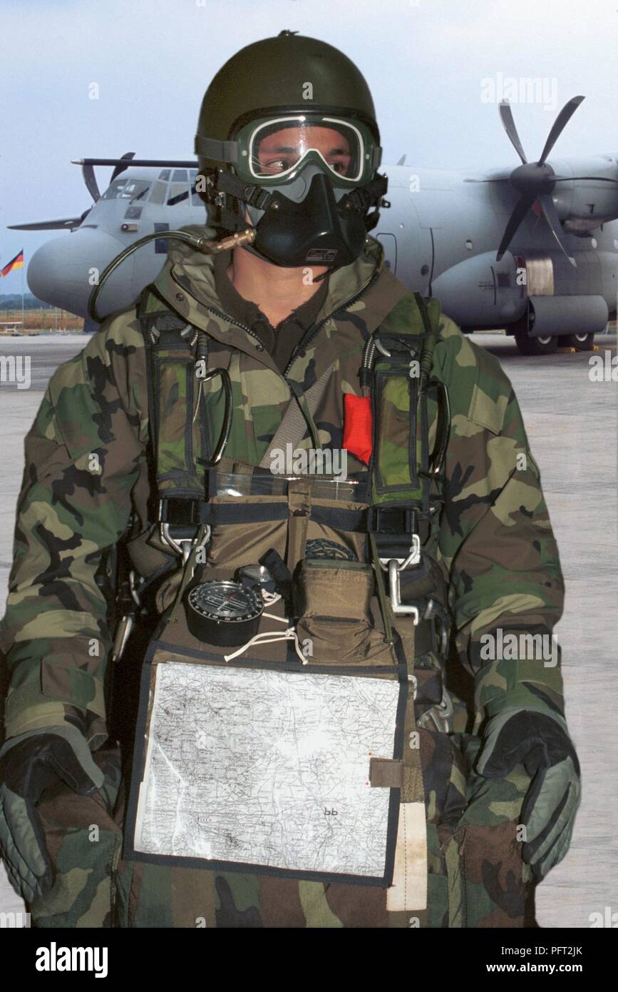 Italian Army, paratroopers of the airborne brigade Folgore, equipment ...