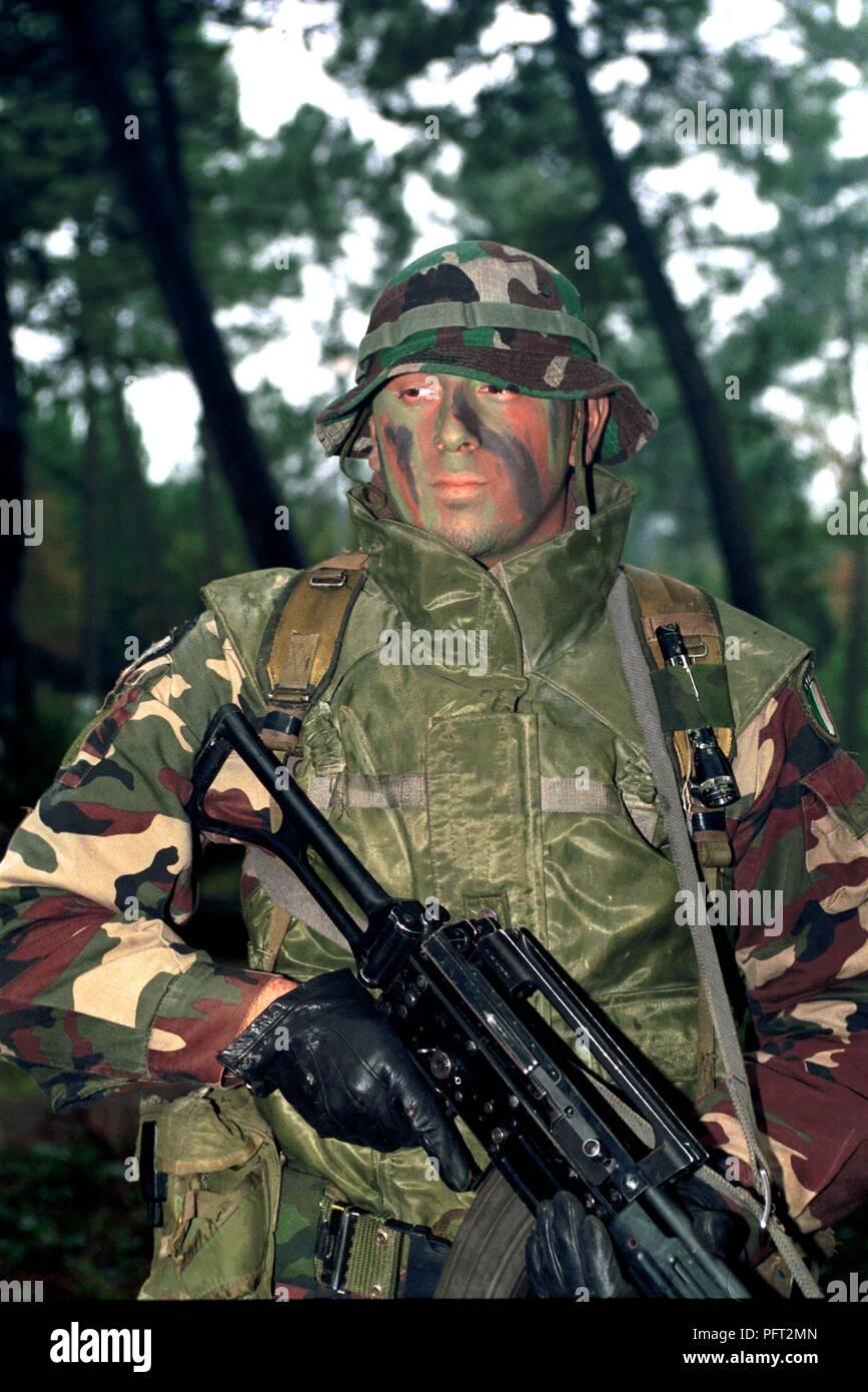Italian Army, paratroopers of the airborne brigade Folgore in training ...