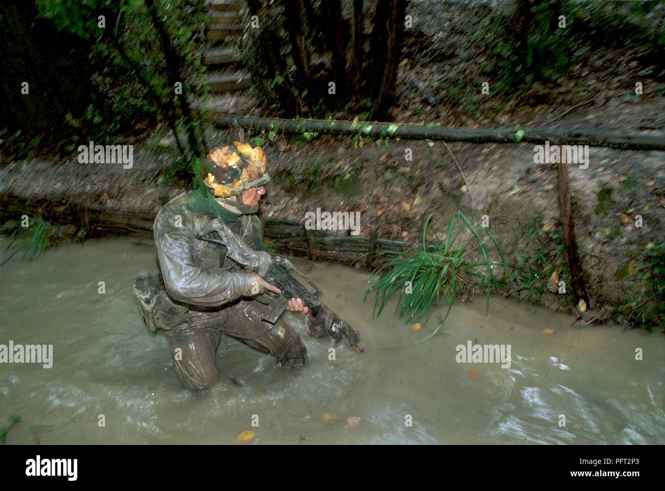 Italian Army, paratroopers of the airborne brigade Folgore in training ...