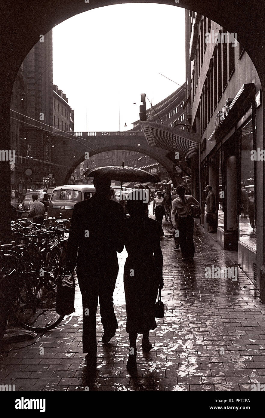 1950s woman walking hi-res stock photography and images - Alamy