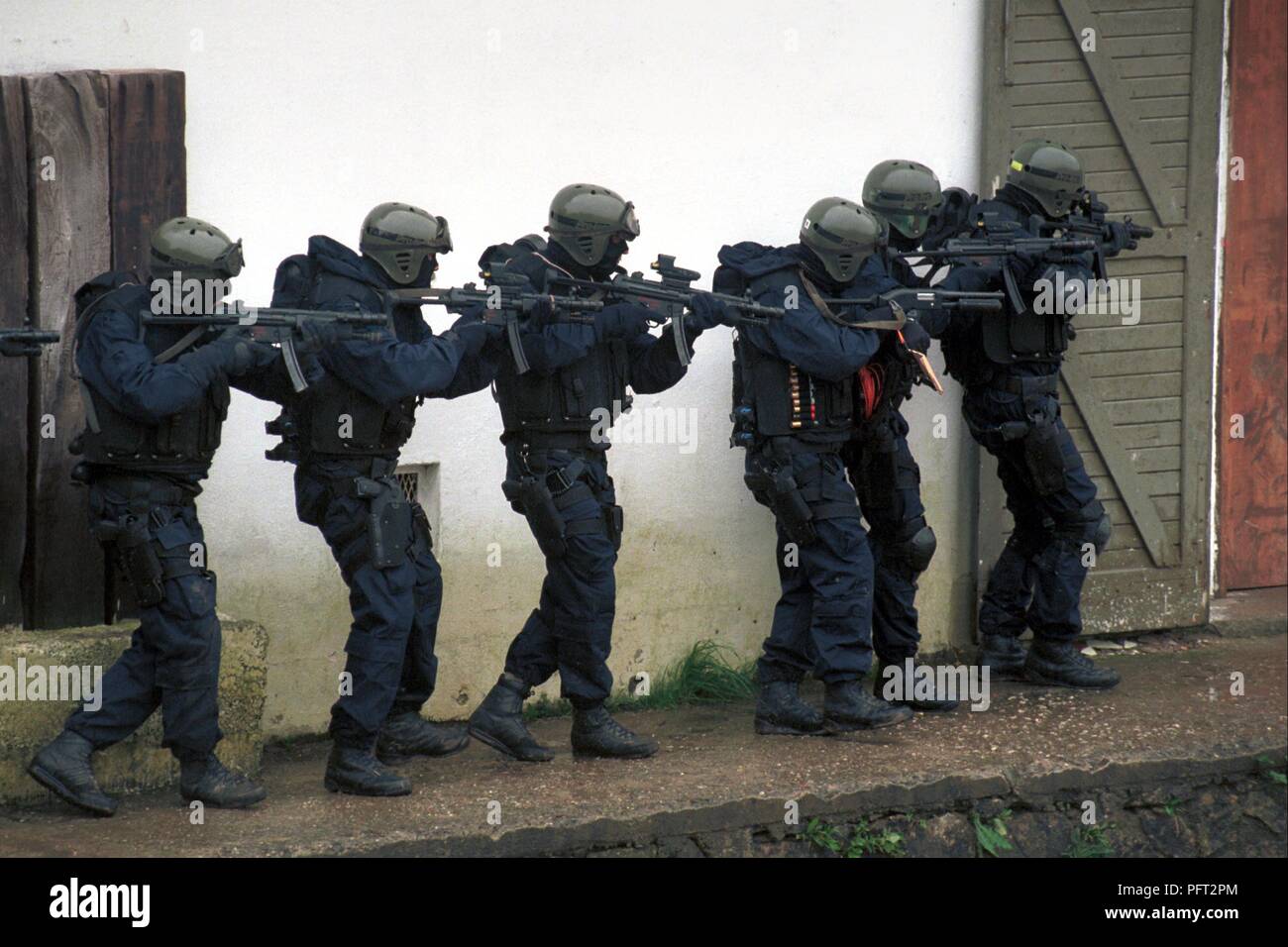 Italian Army, paratroopers of the airborne brigade Folgore in training ...