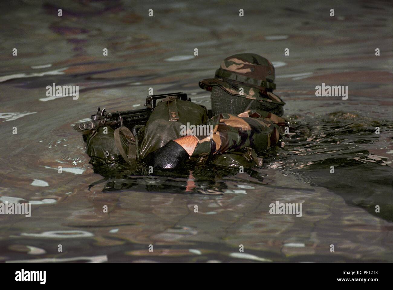 Italian Army, paratroopers of the airborne brigade Folgore in training ...