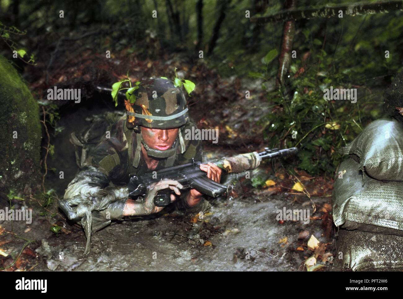 Italian Army, paratroopers of the airborne brigade Folgore in training ...