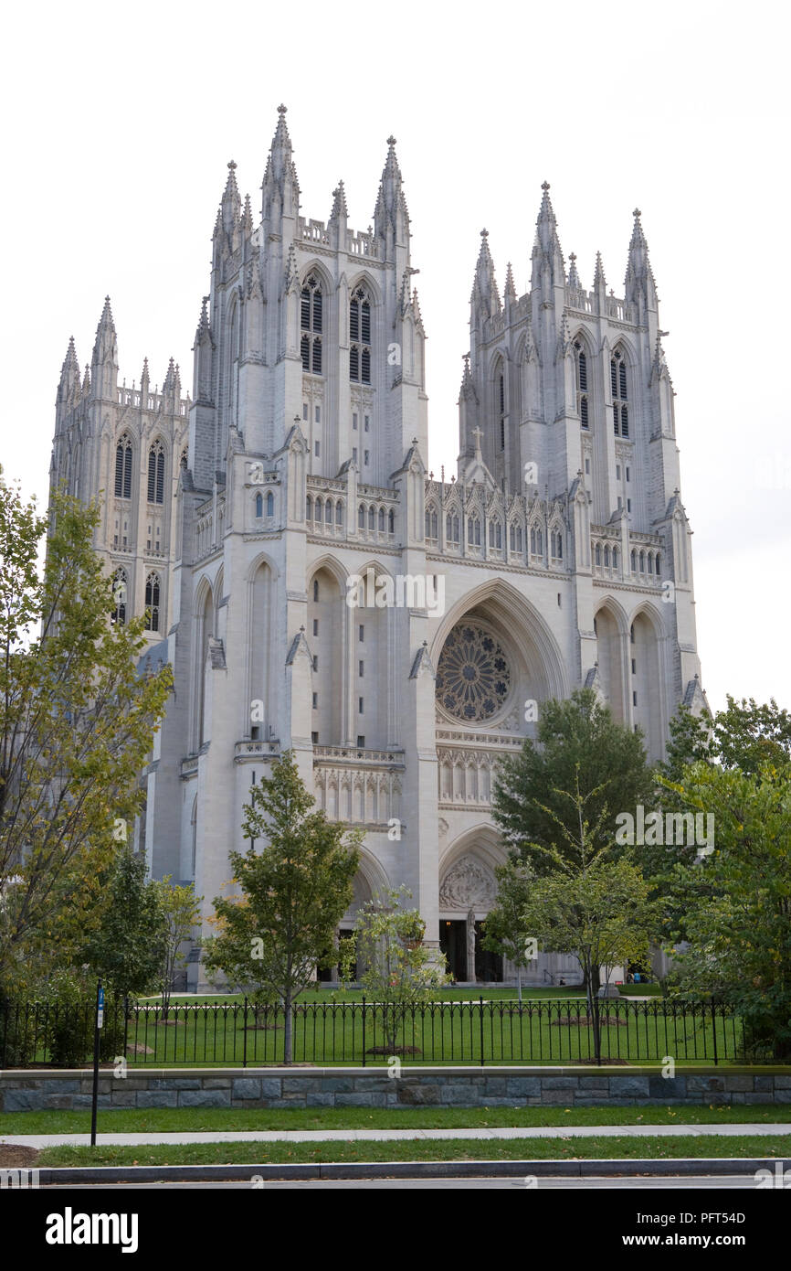USA, Washington DC, Washington National Cathedral, facade of the Neo ...