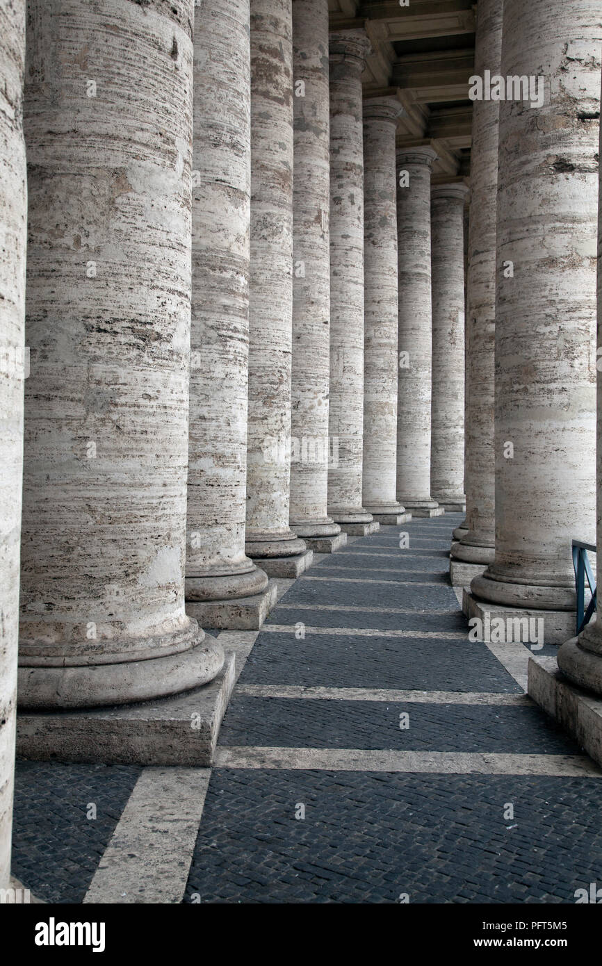Italy, Rome, colonnades surrounding St Peter's Square Stock Photo - Alamy