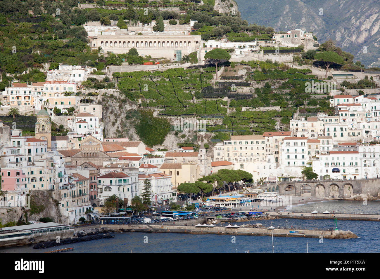 Foot of cliff hi-res stock photography and images - Alamy