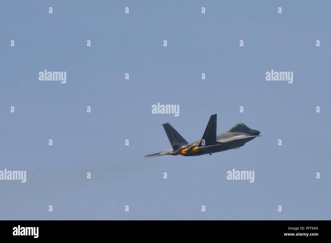 A U.S. Air Force F-22 Raptor soars above the Bethpage Air Show at Jones ...