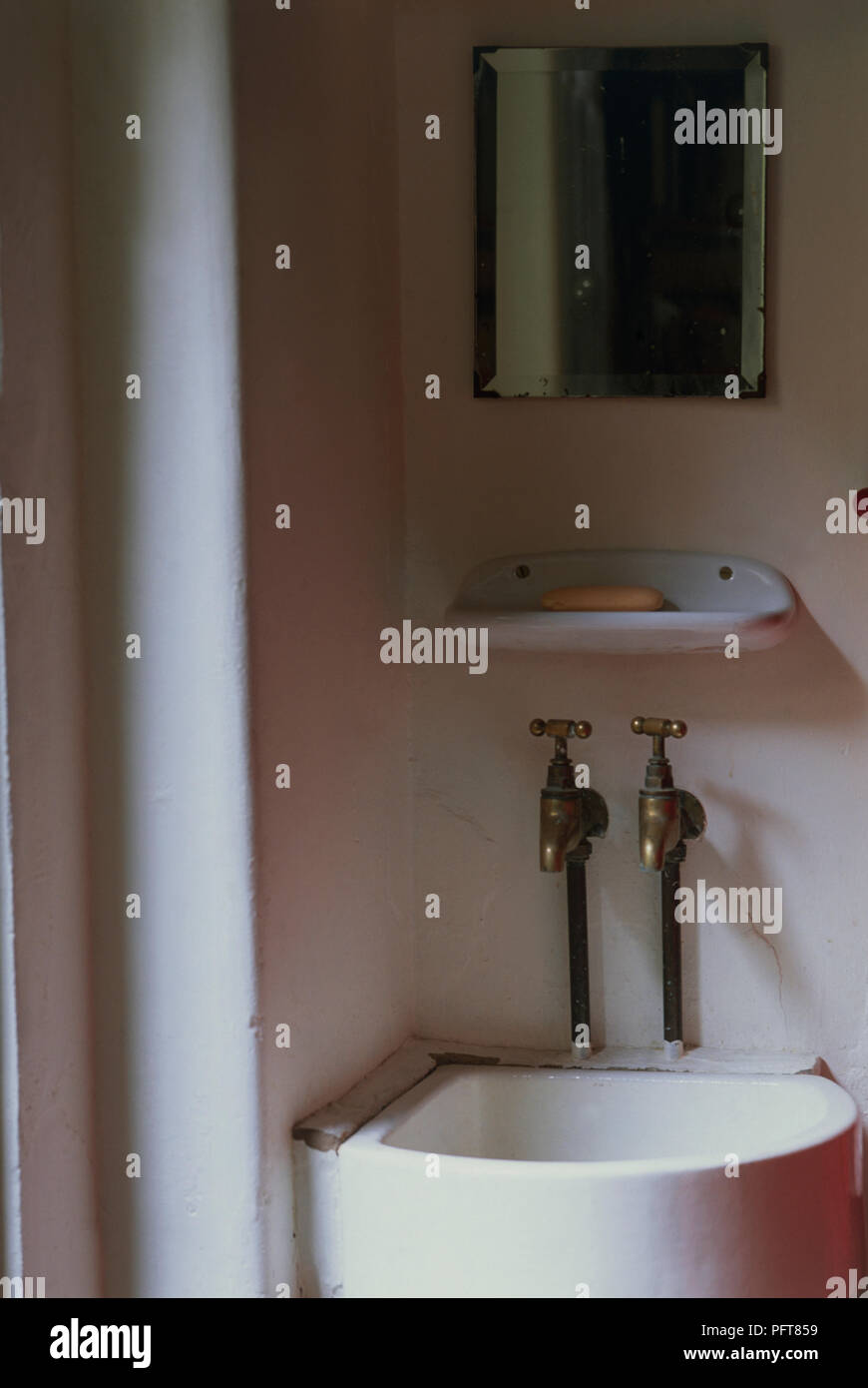 Brass taps hi-res stock photography and images - Alamy