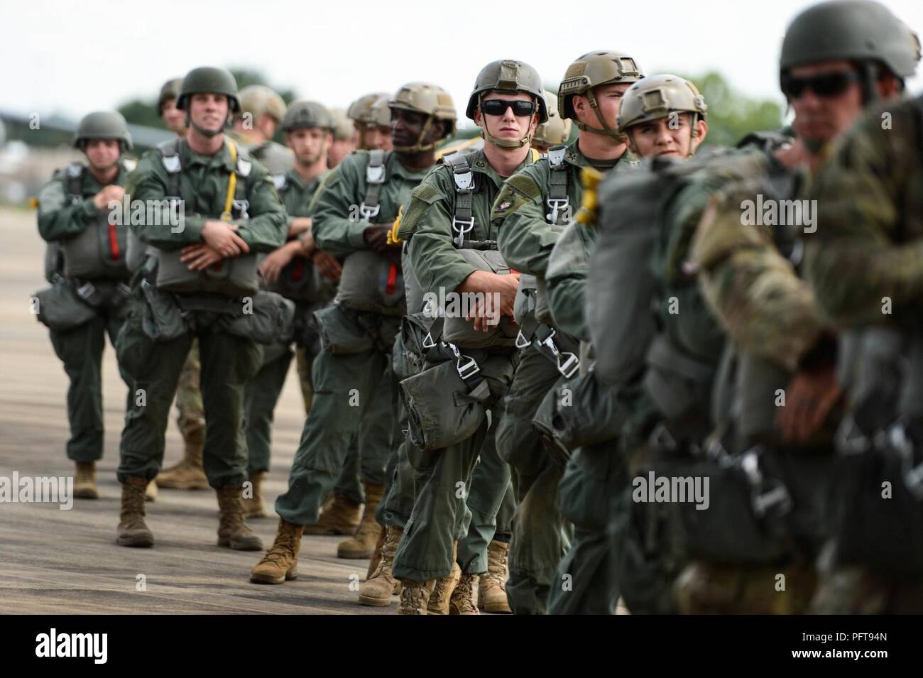 U.S. Army paratroops with the 509th Infantry Regiment, Fort Polk ...