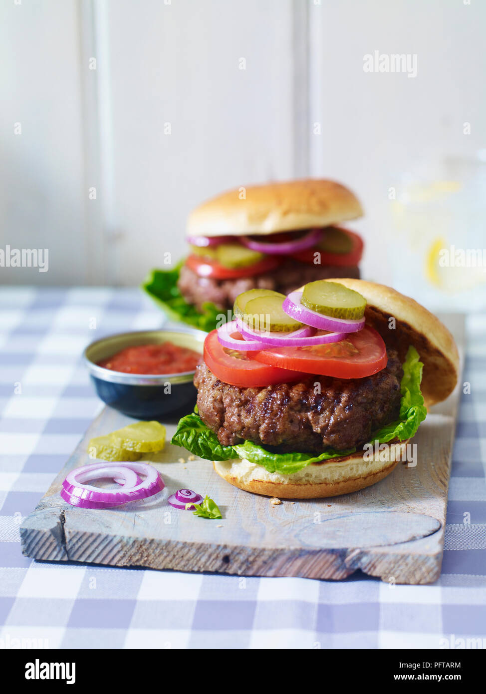 Burger chopping board hi-res stock photography and images - Alamy