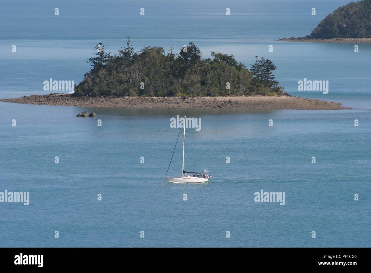 Yacht, Anon, sails between Plum Pudding and Hamilton Islands in the ...