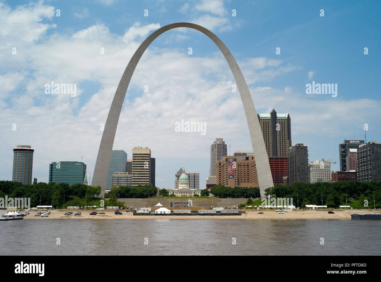 Cityscape of St Louis with Gateway Arch, St. Louis, Missouri, USA Stock ...