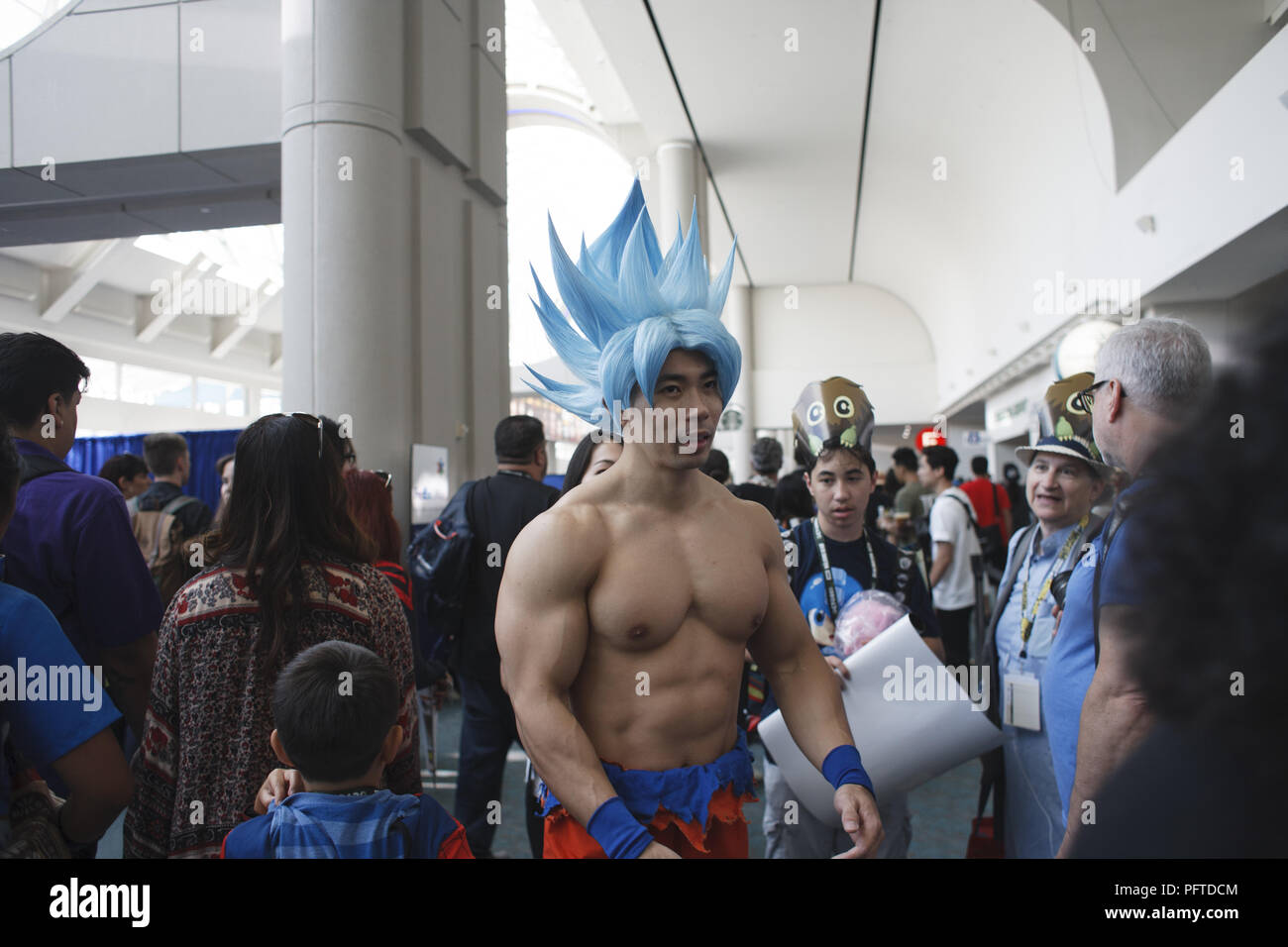 2018 San Diego Comic Con - Cosplay - Cosplayers Featuring: Super Saiyan ...