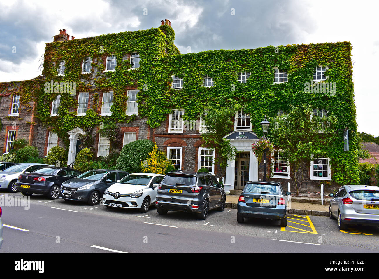 Ivy clad walls hi-res stock photography and images - Alamy