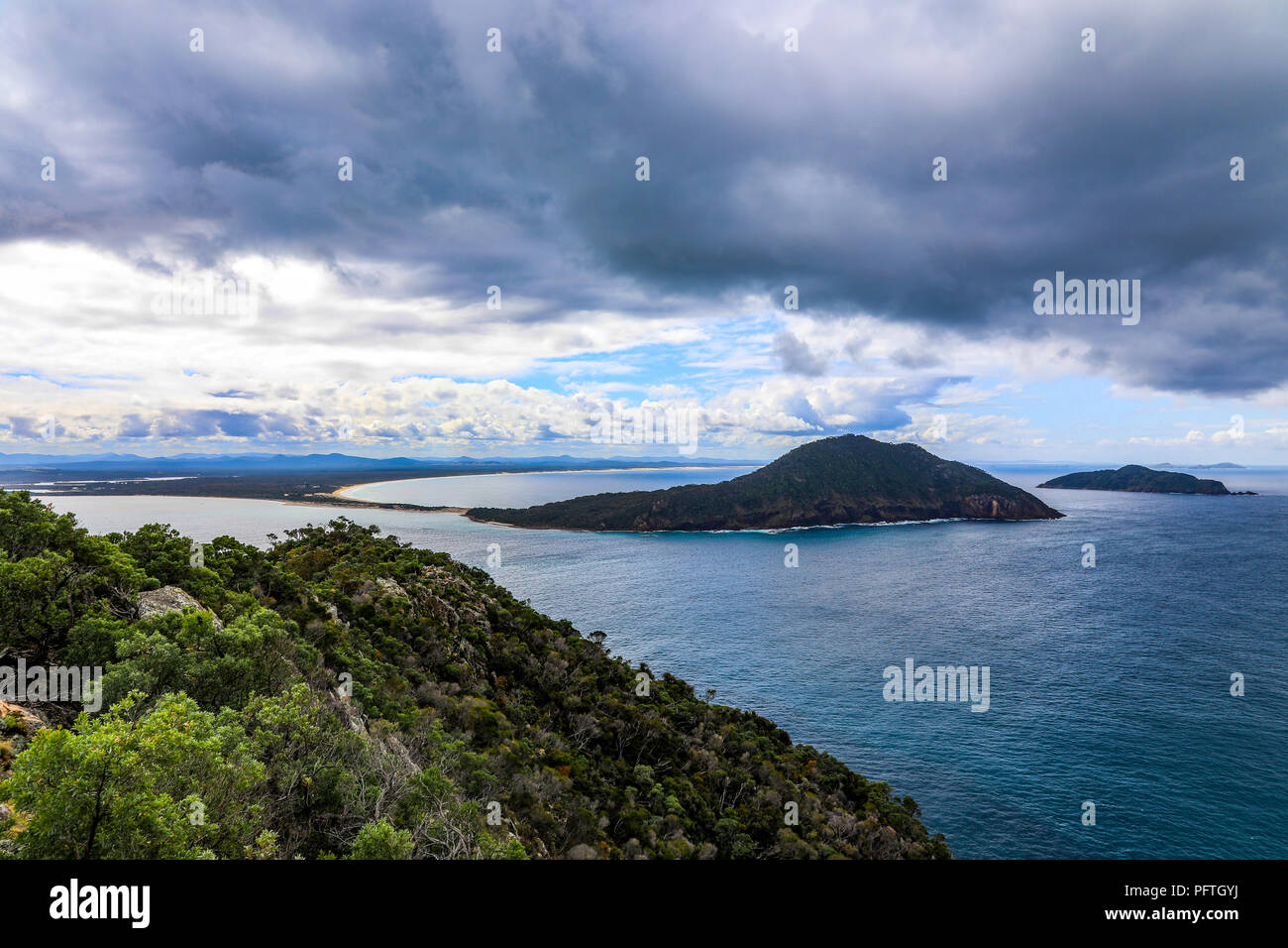 Beach ocean mountain hi-res stock photography and images - Alamy