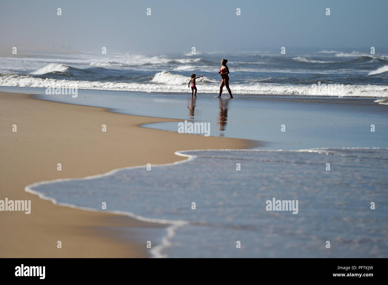 Sunny day scene at the beach on the shoreline of Atlantic Ocean Stock ...