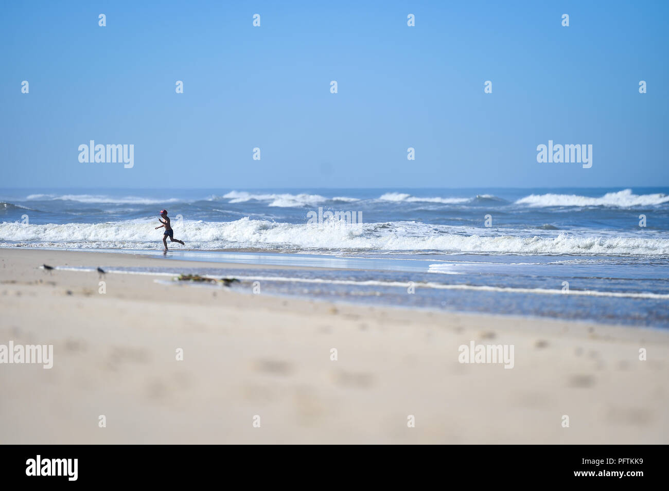 Sunny day scene at the beach on the shoreline of Atlantic Ocean Stock ...