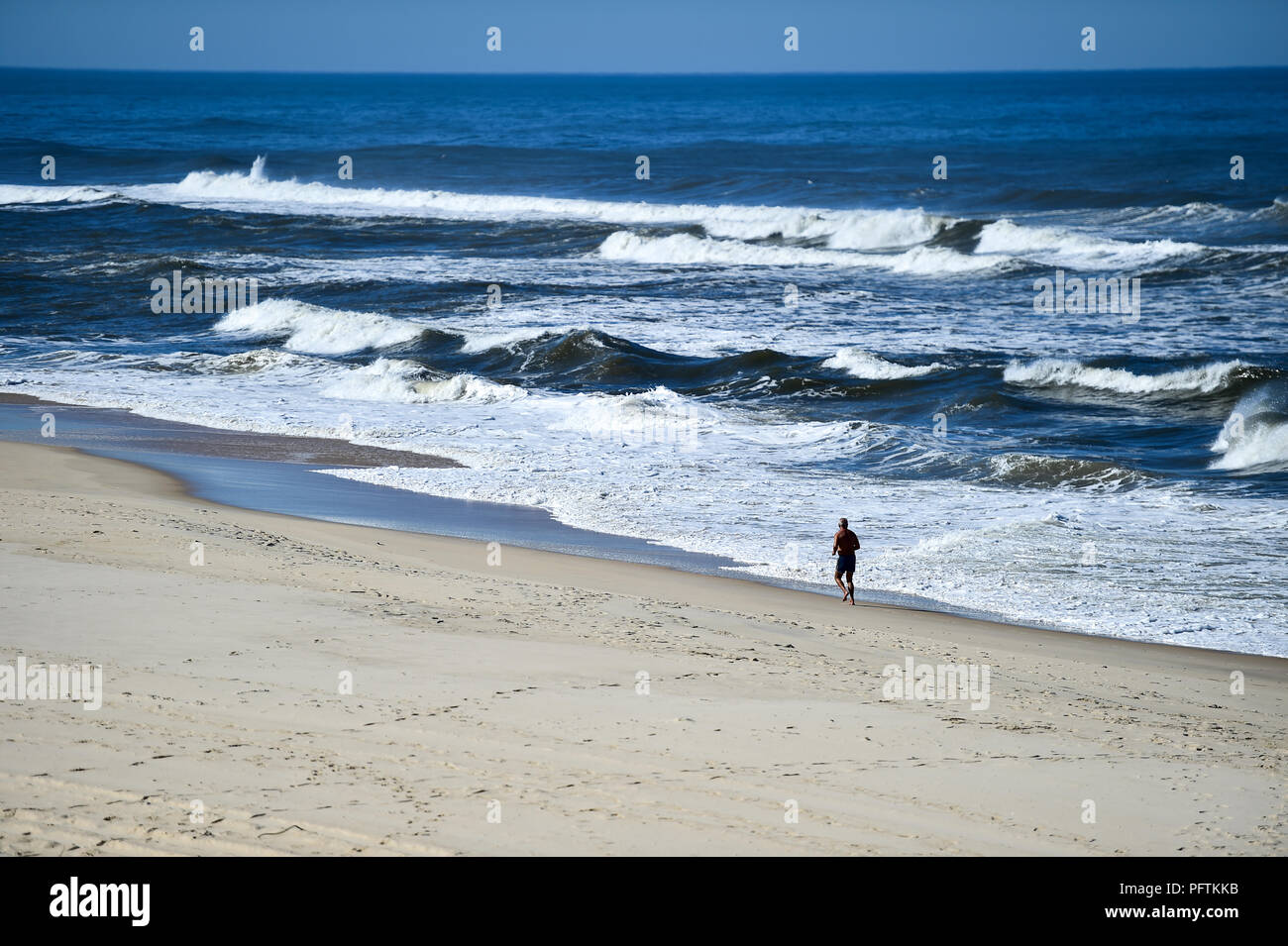 Sunny day scene at the beach on the shoreline of Atlantic Ocean Stock ...