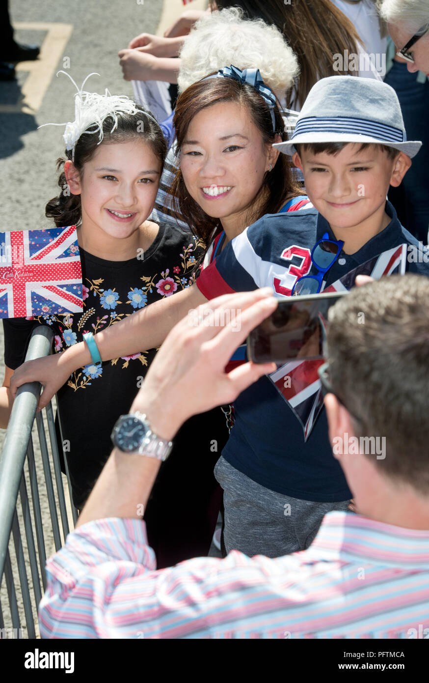 British royal family fans hi-res stock photography and images - Alamy