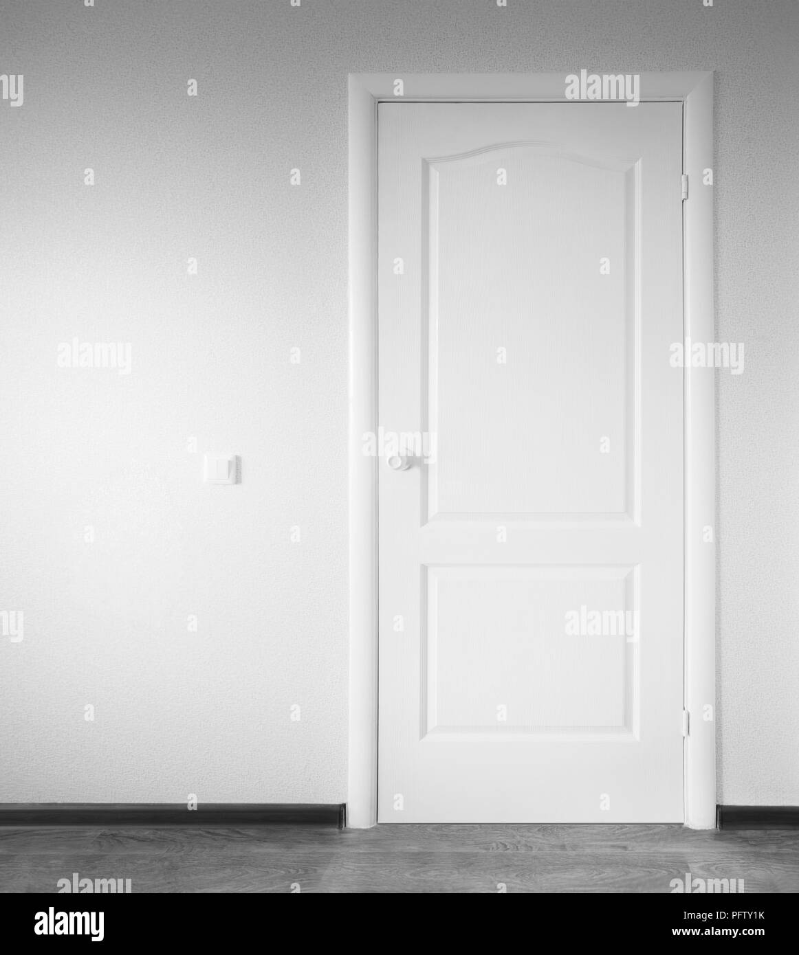 White empty room closed door hi-res stock photography and images - Alamy