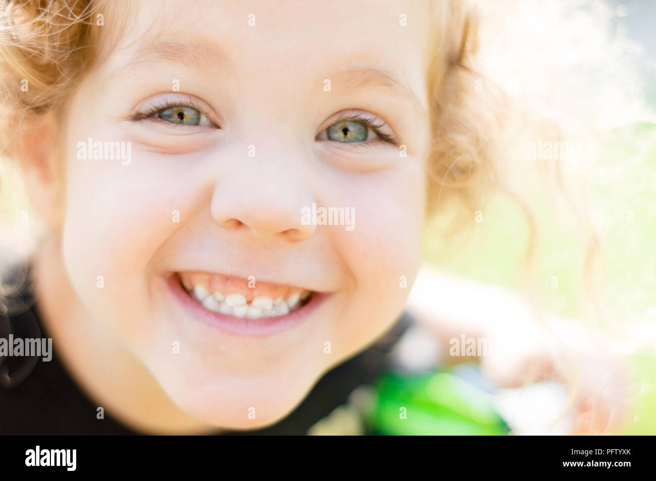 Little girl smiling big Stock Photo - Alamy