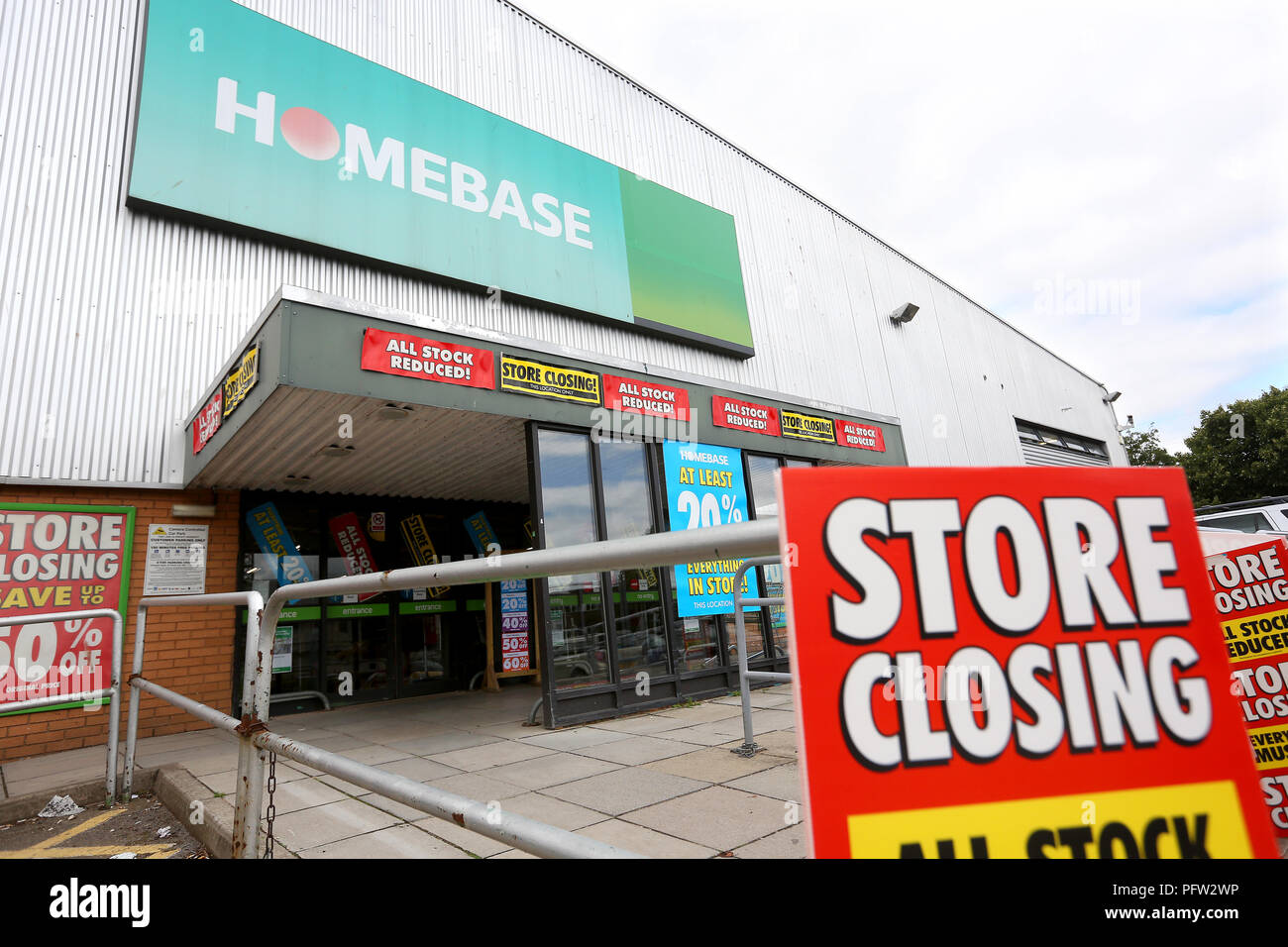 Shopping in a diy store hi-res stock photography and images - Alamy