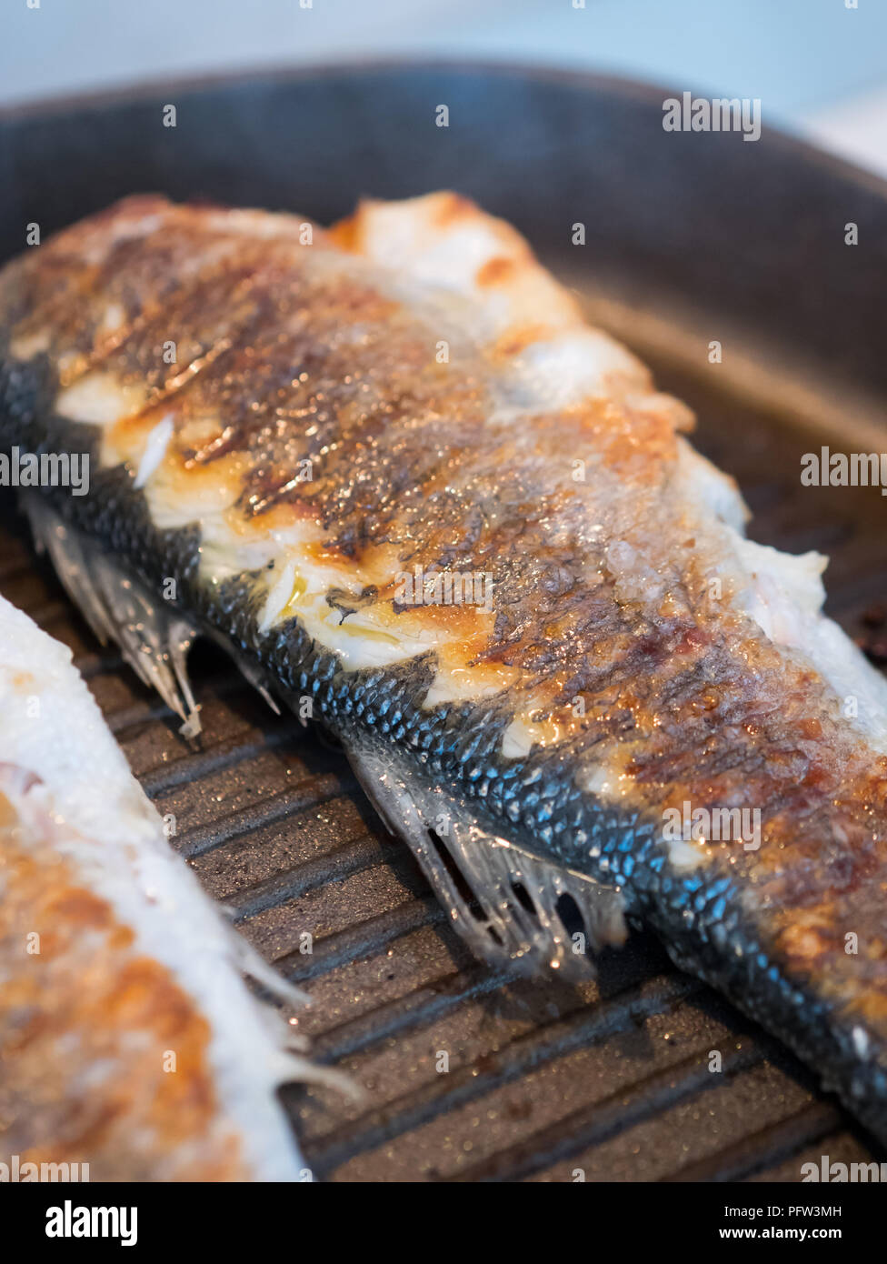 Whole roasted fish hi-res stock photography and images - Alamy