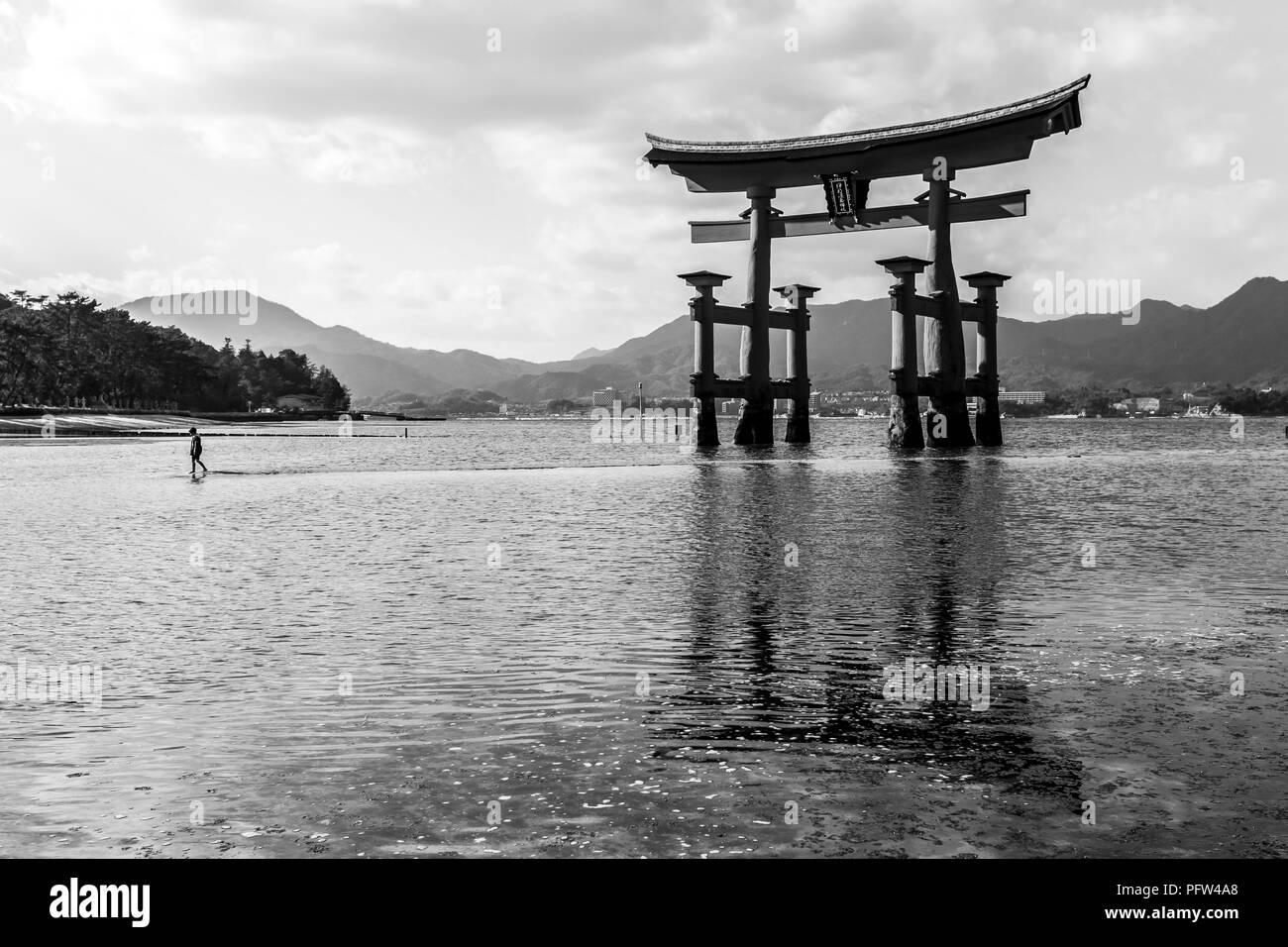 Tori gate japan water Black and White Stock Photos & Images - Alamy
