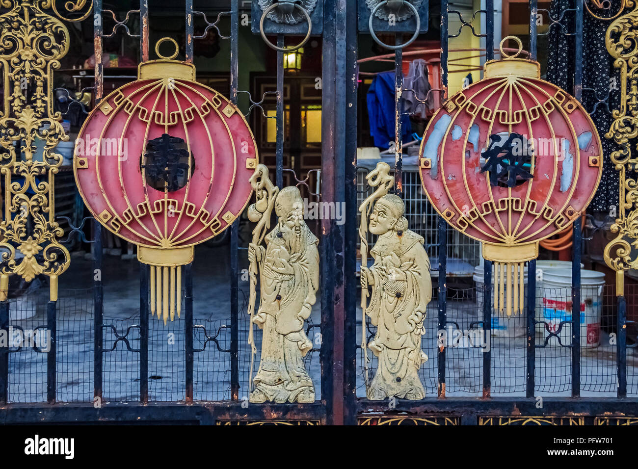 Chinese style door Stock Photo - Alamy