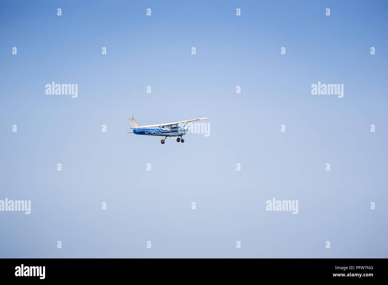 Small air canada plane hi-res stock photography and images - Alamy