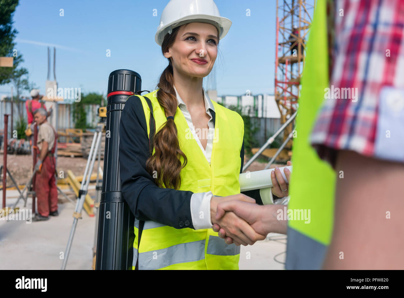 Construction teamwork handshake hi-res stock photography and images - Alamy