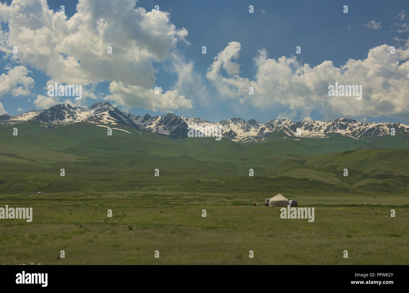 Yurts and mountains, symbol of Kyrgyzstan Stock Photo - Alamy