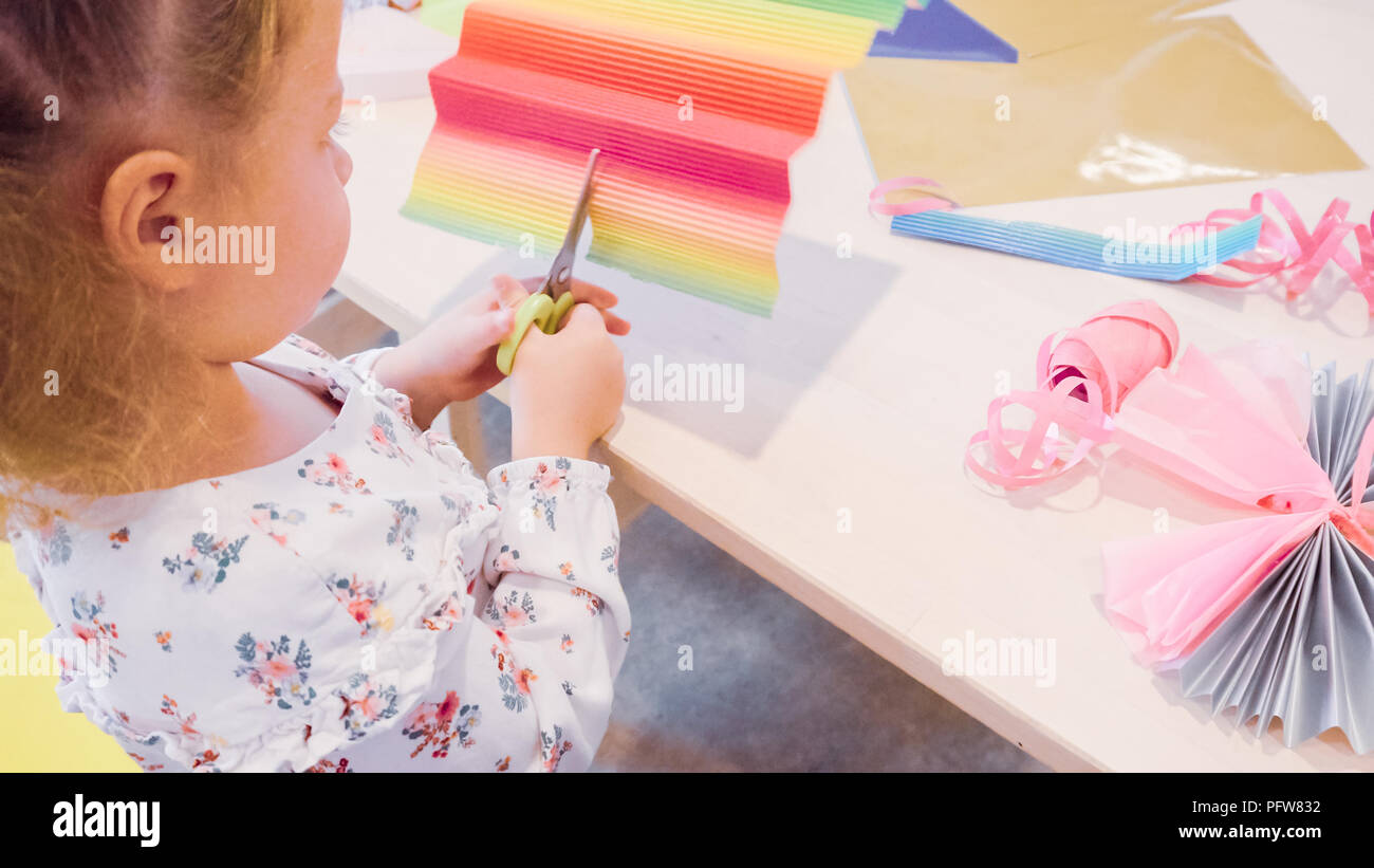 Paper butterflies making hi-res stock photography and images - Alamy