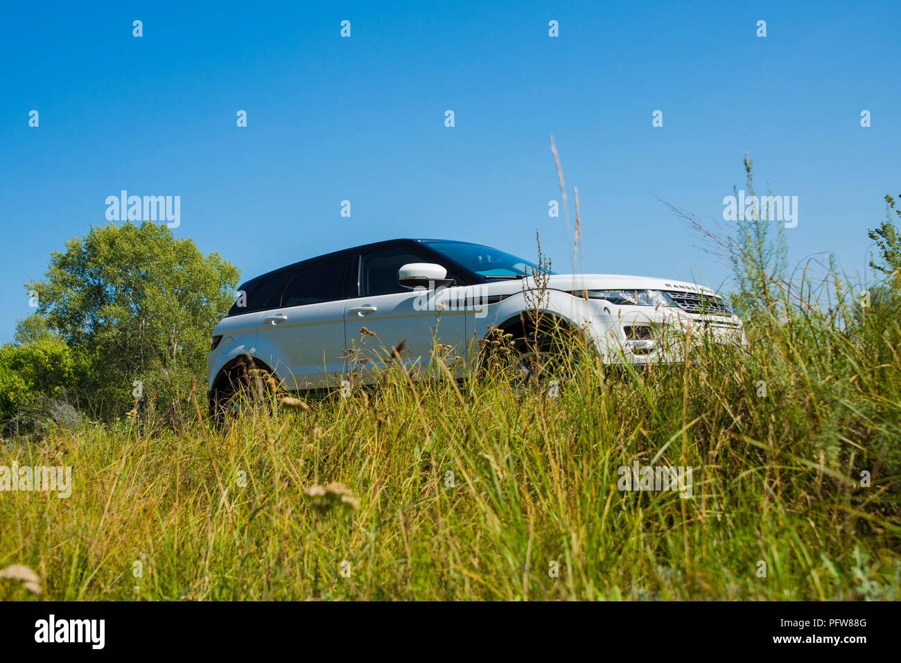 Land rover range hi-res stock photography and images - Alamy