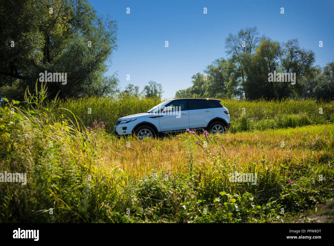 White range rover evoque hi-res stock photography and images - Alamy