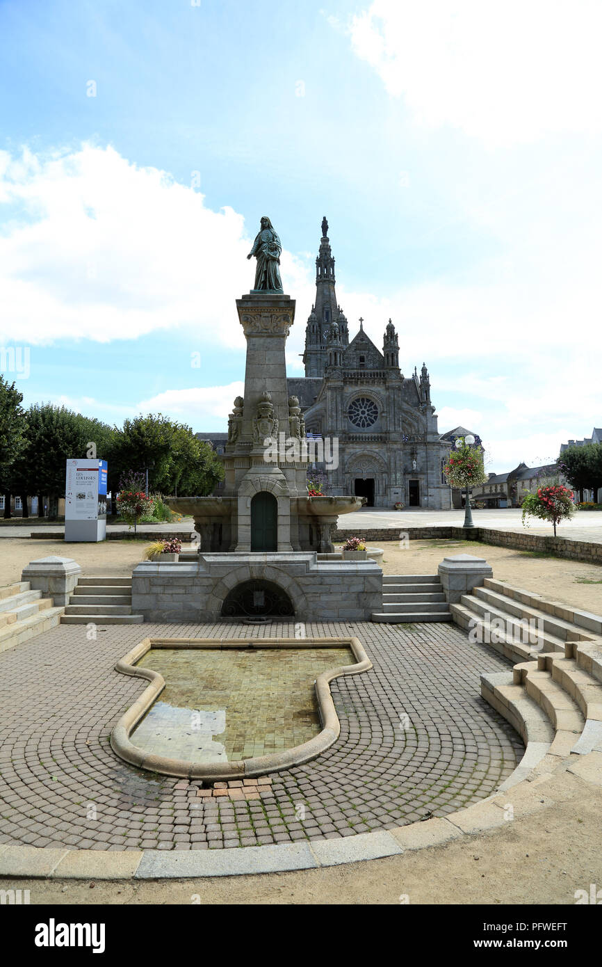 Statue de saint anne hi-res stock photography and images - Alamy