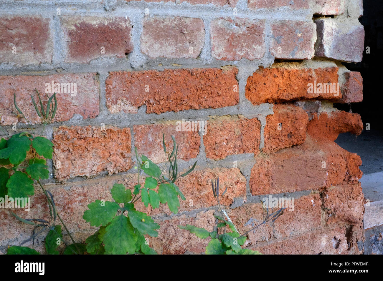 Poor brickwork hi-res stock photography and images - Alamy