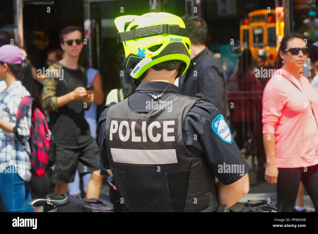 Police officer outdoors hi-res stock photography and images - Alamy