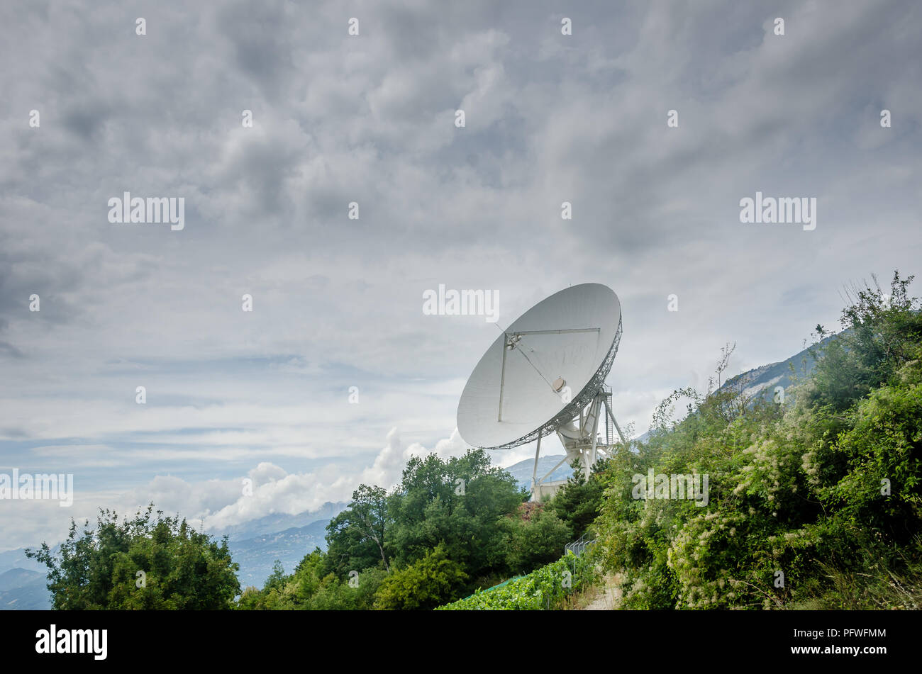 The big dish hi-res stock photography and images - Alamy