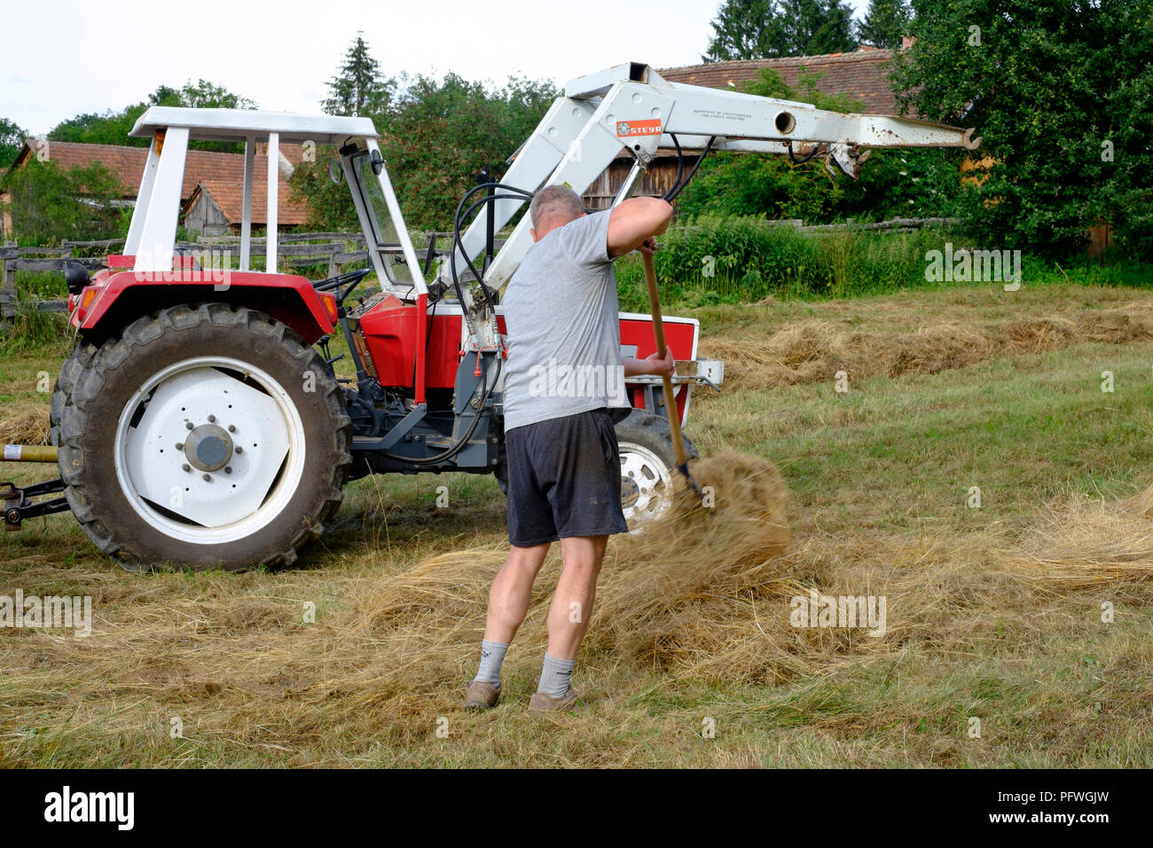 Hay baling hi-res stock photography and images - Alamy