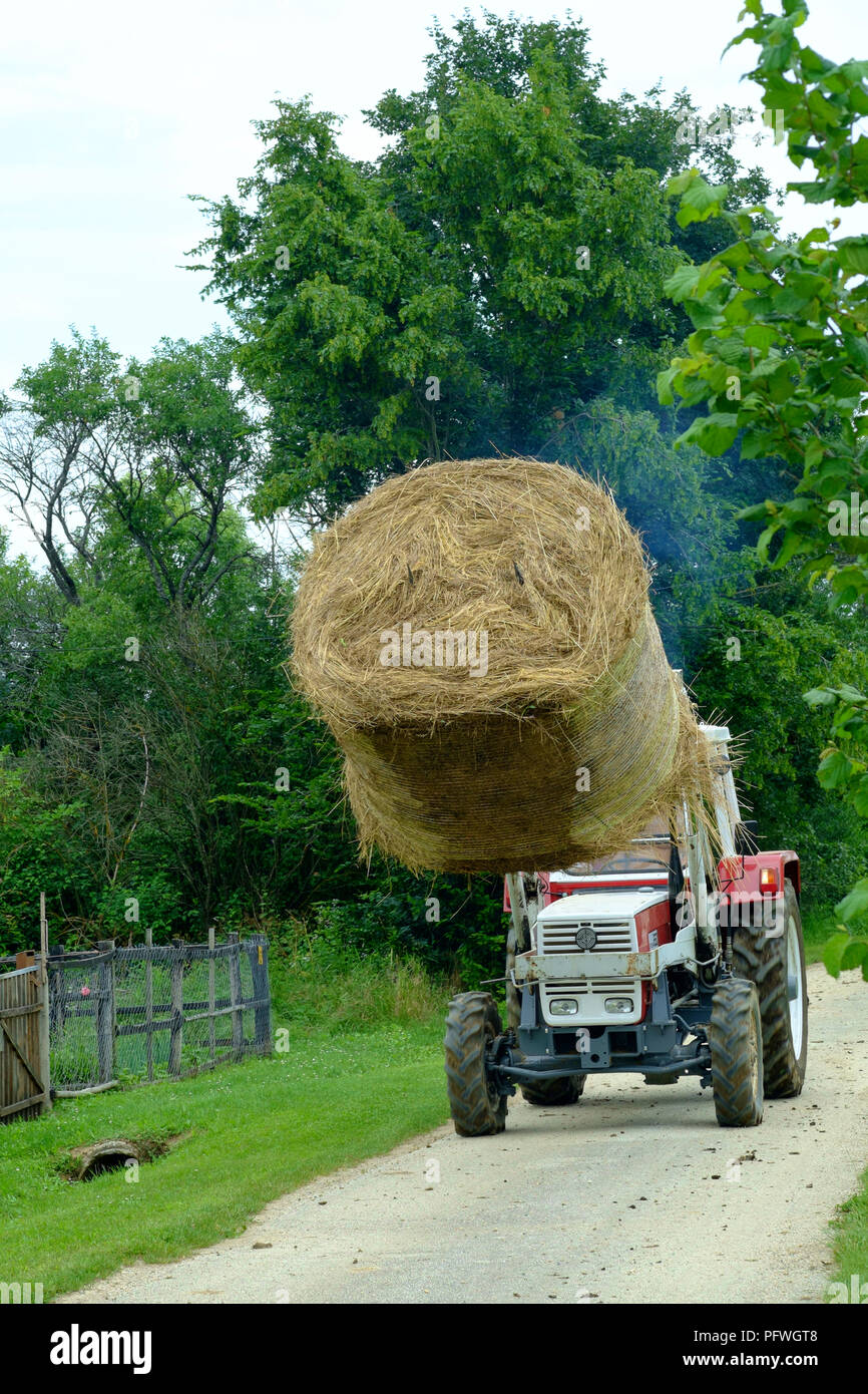 Hay bale on country road hi-res stock photography and images - Alamy